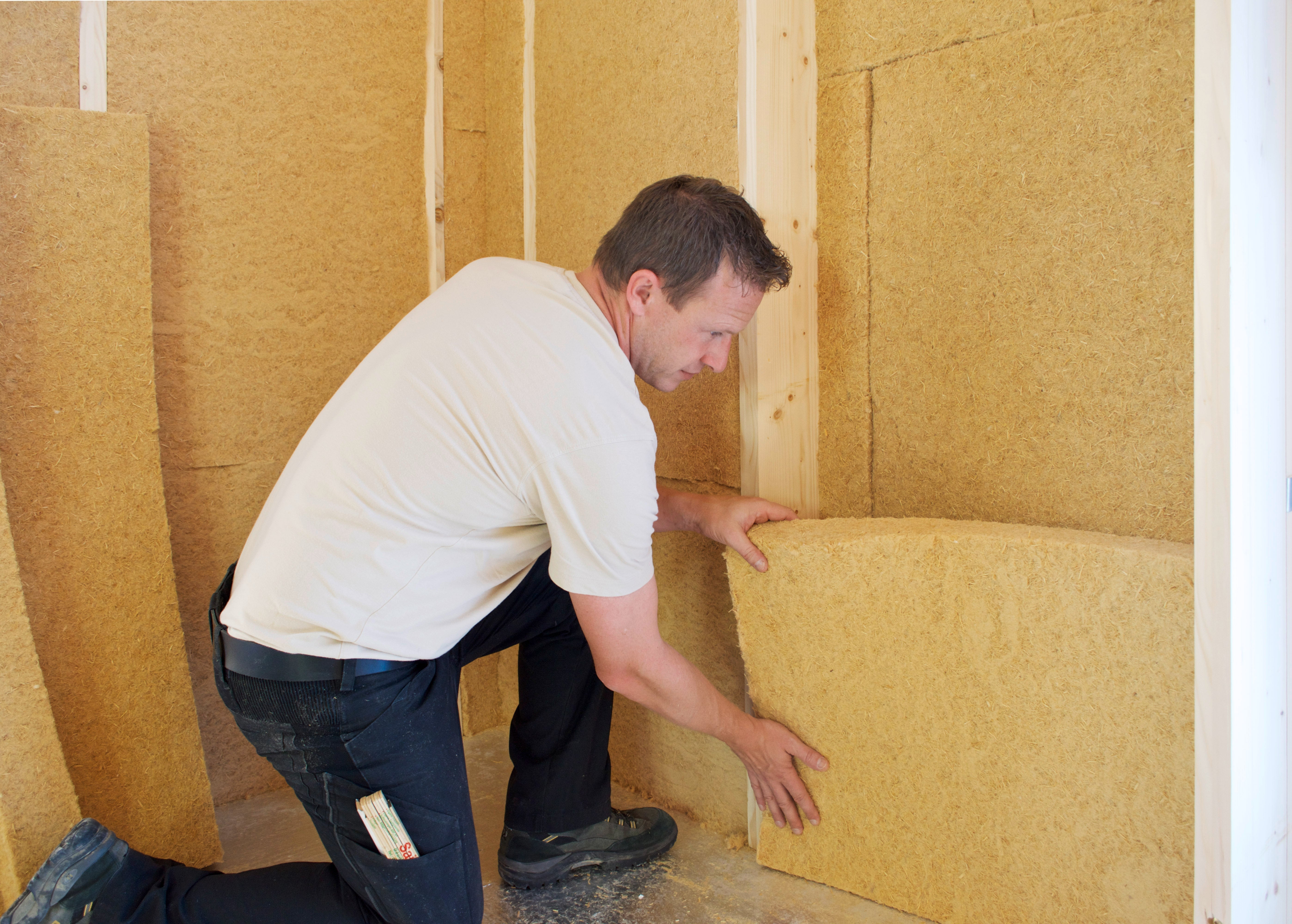 Ökologisch Dämmen: Holzfaser vs. Hanffaser – Welche flexible Dämmplatt